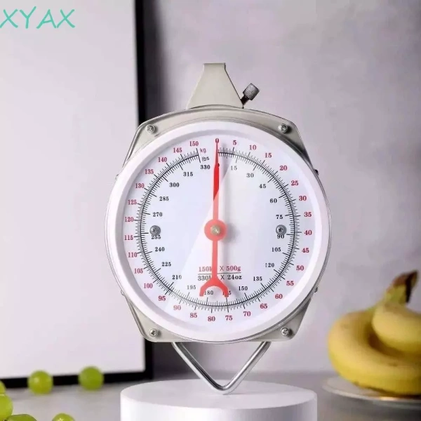 Đo trọng lượng hành lý bằng cân treo cơ khí: chi tiết nhỏ mà hầu hết ...