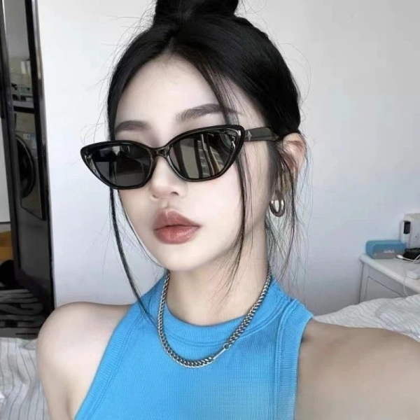Khi kính râm mắt mèo thời trang tôn phong cách, da mặt lại phản hồi bất ...